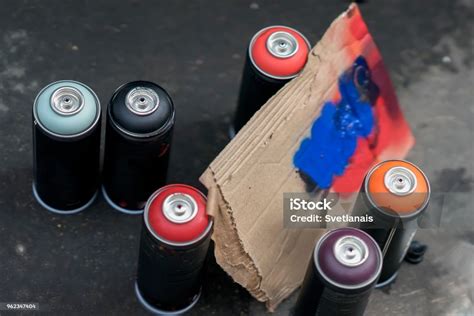 에 어로 졸 캔 스프레이 페인트 페인트 아스팔트의 어두운 배경에 낙서에 대 한 골 판지 팔레트 최고의 볼 수 있습니다 도시 현대 상징적인 문화 거리 청소년의 개념에 대한