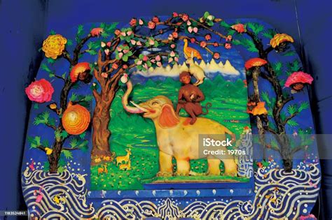 티베트 불교 형 버터 조각은 중국 간쑤성 가난의 티베트 자치주의 샤헤 현의 라불렝 라마세리에서 전시됩니다 Fashion Show에 대한 스톡 사진 및 기타 이미지 Istock