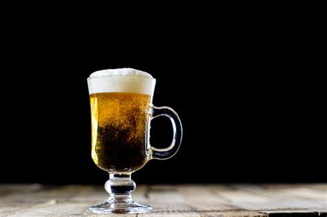 나무 테이블에 맛 있는 맥주 파인트 잔과 맥주 병에 맥주입니다 0명에 대한 스톡 사진 및 기타 이미지 0명 Ale 갈색