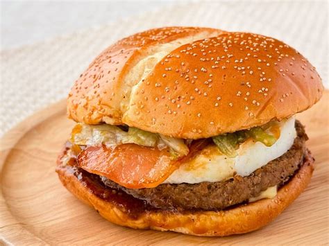 圧巻の食べ応え！サムライマック®新作「炙り醤油風 たまごベーコン肉厚ビーフ」をレビュー Macaroni