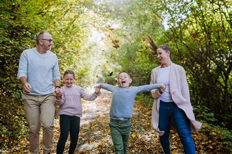 Aufgeregte Familie Mit Kindern Die Im Herbstwald Spazieren Stockbild