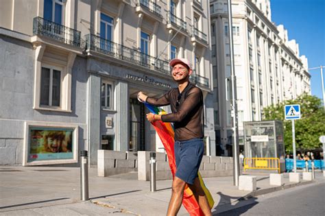 여름날 게이 퍼레이드에서 Lgbt 커뮤니티 도시 거리에서 열리는 프라이드의 달 파티 축하 행사 야외에서 밝은 깃발을 든 사람들
