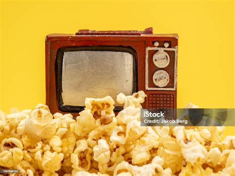 黄色い背景にポップコーンと古いテレビ黄色に甘いポップコーン 3dメガネのストックフォトや画像を多数ご用意 3dメガネ いっぱいになる