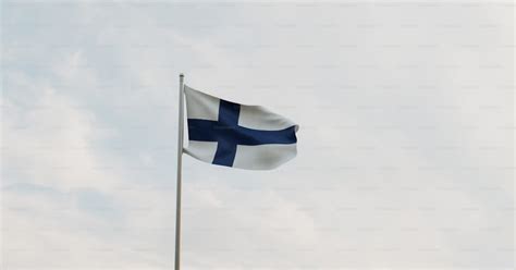 흐린 날 바람에 날리는 깃발 사진 Unsplash의 핀란드 이미지