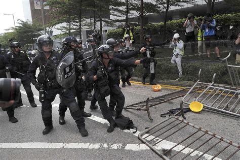 【圖輯】反送中暴力清場 港警催淚彈、橡膠子彈瞄準市民頭、眼 上報 焦點