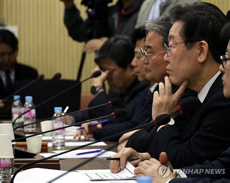 오송 지하차도 참사 유가족 및 피해자와 면담하는 이재명 대표 연합뉴스