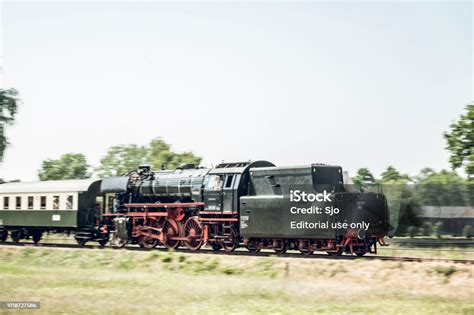 오래 된 증기 기차를 당기는 시골을 통해 운전 하는 철도 차량 강철에 대한 스톡 사진 및 기타 이미지 강철 객차 검은색 Istock