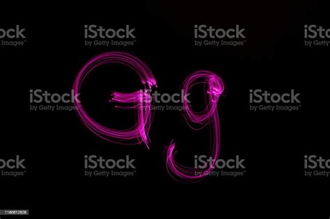大寫字母 G 的長曝光照片和霓虹燈粉紅色小寫字母的長曝光照片在黑色背景上呈抽象漩渦平行線圖案光繪畫攝影 照片檔及更多 光畫 照片 Istock