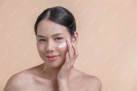 Premium Photo Beautiful Asian Woman Applying Moisturizer Cream On Her