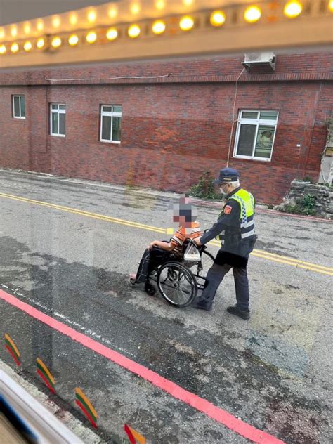 行動不便男子超商購物輪椅故障 巡邏警協助修復並護送返家