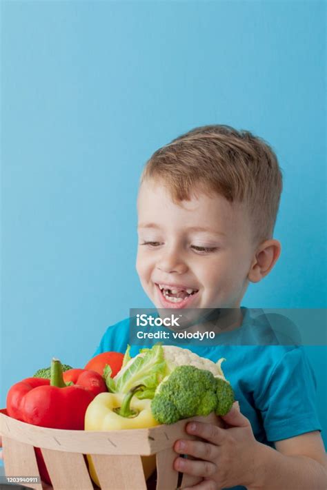 青い背景に新鮮な野菜のバスケットを持つ少年ビーガンと健康的なコンセプト 1人のストックフォトや画像を多数ご用意 1人 おやつ