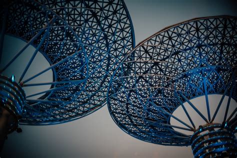 배경에 하늘이 있는 금속 구조물의 클로즈업 사진 Unsplash의 무료 회색 이미지