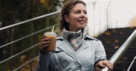 가을 계단에서 커피를 즐기는 여성 · 무료 스톡 사진