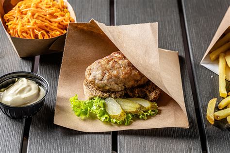 길거리 수제 음식 빵 샐러드 오이를 종이 포장에 곁들인 수제 커틀릿 음식 배달 건강에 좋지 않은 음식에 대한 스톡 사진 및 기타 이미지 건강에 좋지 않은 음식 고기