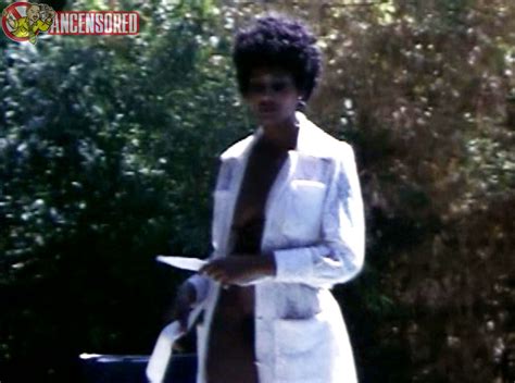 Голая Дзеи Мерилин в Mean Mother