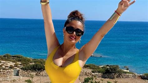 Salma Hayeks Fans Defend Her Weight In Instagram Photo Hello