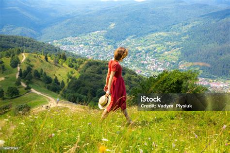 아름다운 소녀 산 린넨 드레스와 밀짚 모자를 쓴 여성 여행 주변 놀라운 여름 자연 조화와 방랑자 개념 소박한 자연 스타일 동적 사진을 위해 바람이 불고 있습니다 계곡에 대한