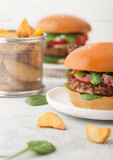 감자 웨지와 밝은 테이블 배경에 야채와 둥근 도마에 건강한 채식 고기 무료 햄버거 매크로 0명에 대한 스톡 사진 및 기타 이미지
