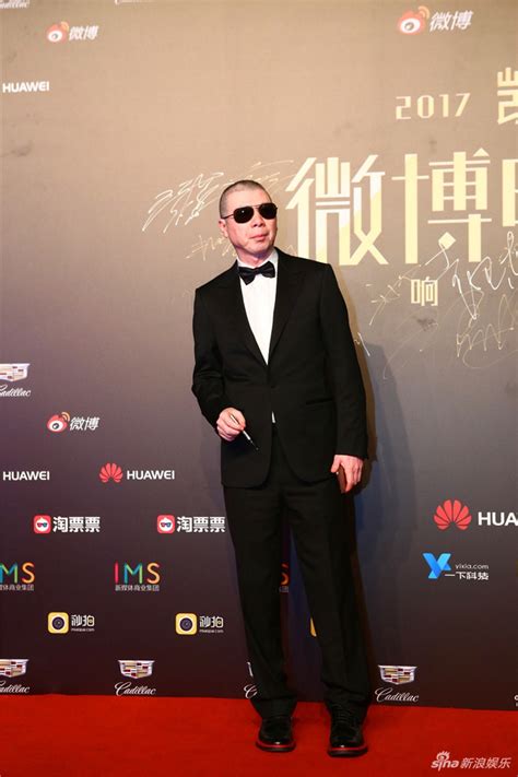 冯小刚好忙！操心李易峰黄轩感情 邀请赵丽颖喝酒手机新浪网