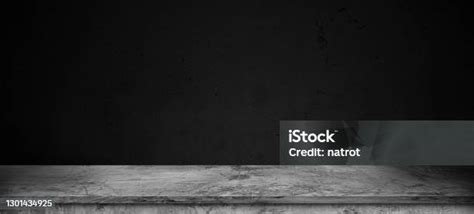 검은 시멘트 벽콘크리트 선반 테이블 제품 디스플레이에 몽타주로 사용 칸 가구에 대한 스톡 사진 및 기타 이미지 칸 가구 검은색 구슬 Istock