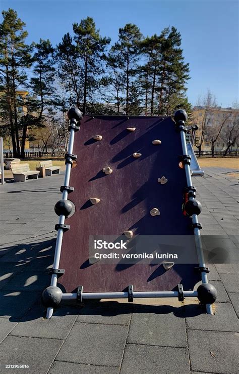 등반 벽은 맑은 날에 밝은 햇빛을 받으며 나무를 배경으로 공원에 서 있습니다 개발에 대한 스톡 사진 및 기타 이미지 개발 건강관리와 의술 건강한 생활방식 Istock