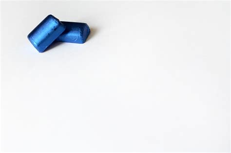 흰색 표면에 분리된 파란색 호일에 싸인 초콜릿 캔디 더미와 텍스트용 복사 공간 0명에 대한 스톡 사진 및 기타 이미지 0명