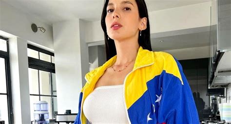Ary Novia De Luisito Comunica Deslumbra Con Minivestido Tornasol