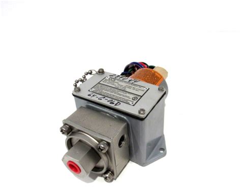 NEW CUSTOM CONTROL SENSORS 646DZEM1 PRESSURE SWITCH SB Industrial