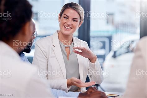 비즈니스 리더 및 여성이 회의 대화 및 새로운 시스템 프로젝트 및 일정을 설명합니다 여성 관리자 Ceo 및 직원 팀워크 토론 및 미소 또는 의사 소통으로 협업 20 24세에