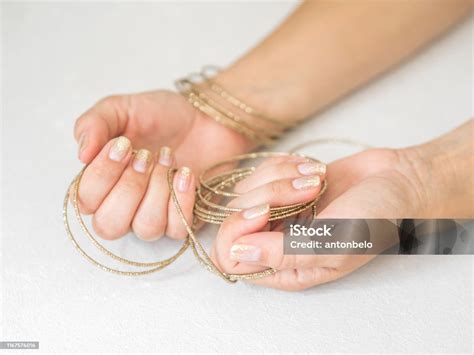 매니큐어 살롱 개념입니다 흰색 배경에 황금 손톱 매니큐어와 아름다운 여성 손 골드 매니큐어 근접 촬영 가을에 대한 스톡 사진 및 기타 이미지 Istock