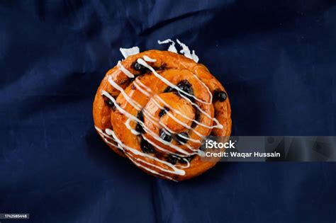 青の背景にチョコレートロール フランスの朝食焼き菓子の上面図 いっぱいになるのストックフォトや画像を多数ご用意 いっぱいになる お