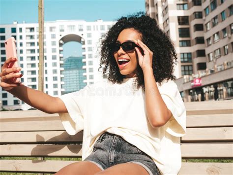 Bella Mujer Con Peinado Afro Rizado Posando Al Aire Libre Foto De