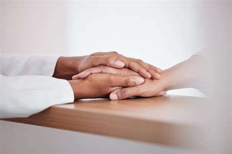 Conforto Médico E Médico De Mãos Dadas Com O Paciente Para Apoio