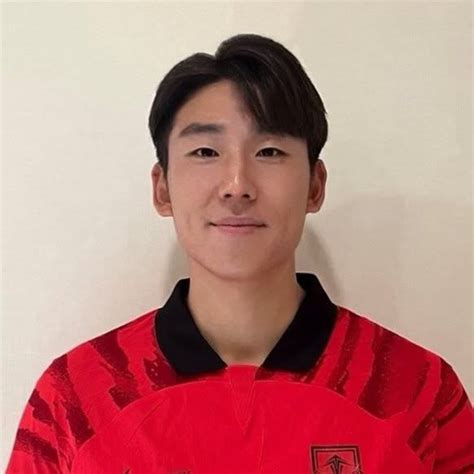 풋살선수 축구지도자 나는 초등학교 3학년 말 4학년을 시작하는 시기에 축구를 시작했어 그리고 대학교 2학년 전주에 있는 K3
