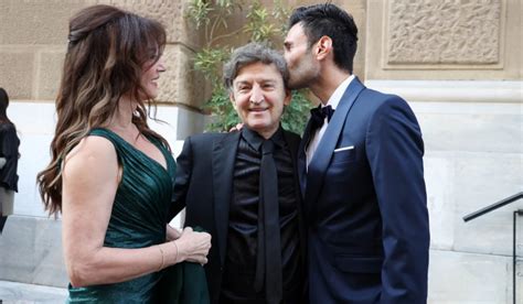 Θεά του στιλ Η μητέρα της Δούκισσας Νομικού στον γάμο του γιου της έκλεψε τη λάμψη από τη νύφη