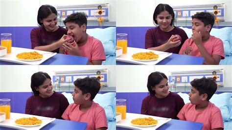 印度姐姐在医院喂病人哥哥吃苹果和聊天。保健医疗理念。4 K 视频素材下载 编号 30626100 光厂 Vj师网