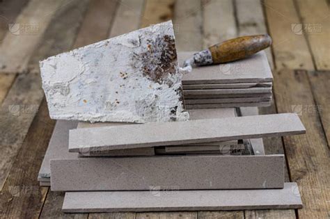 铺设和切割瓷砖工具和建筑材料在工作