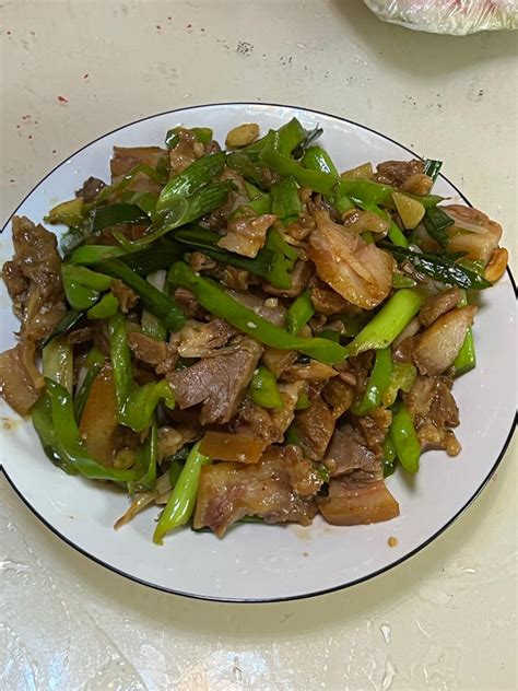 【炒卤肉的做法步骤图，炒卤肉怎么做好吃】忙碌了一天的万师傅下厨房