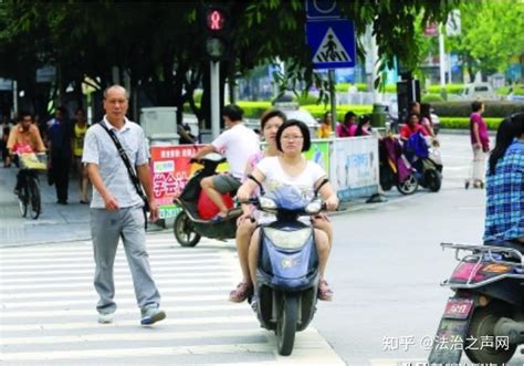 行人闯红灯被汽车撞，谁该负全责？交警的回答振奋人心 知乎