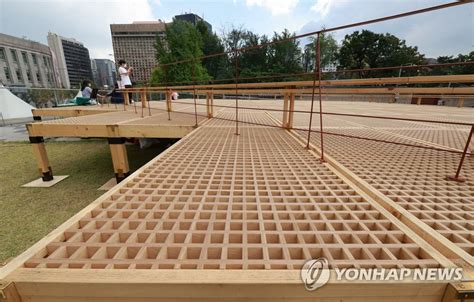 서울 도심 옥상에 깔린 대청마루 연합뉴스