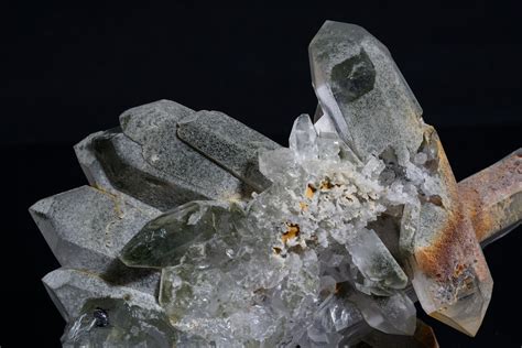 Mineralium X MyŌth Sio2 Clo2 Fe2o3⠀⠀⠀⠀⠀⠀⠀⠀⠀ ⠀⠀⠀⠀⠀⠀⠀⠀⠀ Quartz With Chlorite Supporting Cell