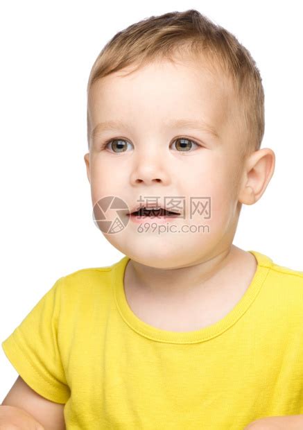 一个可爱的张开嘴说着令人惊讶的男孩肖像孤立在白色之上年轻的吃惊黑发高清图片下载 正版图片307743718 摄图网