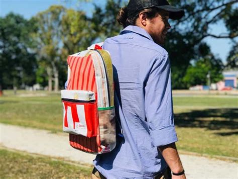 Crearon Mochilas Ecológicas Con Lonas De Plástico Recicladas Y Son Un