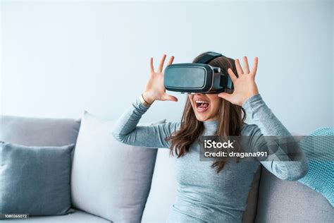 젊은 여성이 경험 하는 Vr 안경을 착용 하는 몰입 형 가상 현실 기술 20 24세에 대한 스톡 사진 및 기타 이미지 20