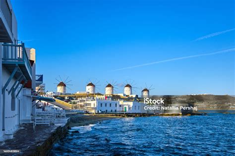 언덕 꼭대기 미코노스 그리스에 유명한 전통적인 하얀 풍차의 아름 다운 전망 새하얀 집 여름 아침 바다 상징적인 목적지 0명에 대한 스톡 사진 및 기타 이미지 Istock