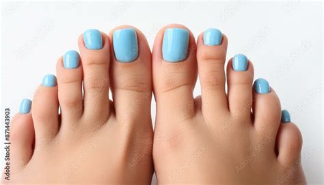 Foto De 하얀배경에 여성 발가락에 시원한 여름 컬러가 메니큐어로 색칠되어있는 발만 나온 사진 Do Stock Adobe