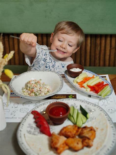 Niño Feliz Disfrutando De Una Comida Saludable En Casa · Foto De Stock