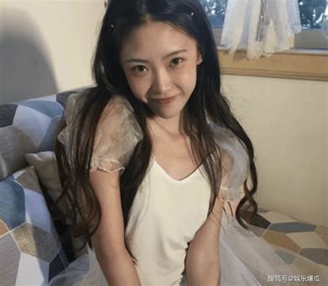 当年的“剪刀手女孩”，富豪许诺等她10年，如今又过的如何？青春初恋网络