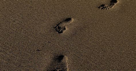 걷기 경치 경치가 좋은 고독 고요한 관념적인 길 깨끗한 단순한 맨발 모래 모래 질감 물결 모양 미니멀