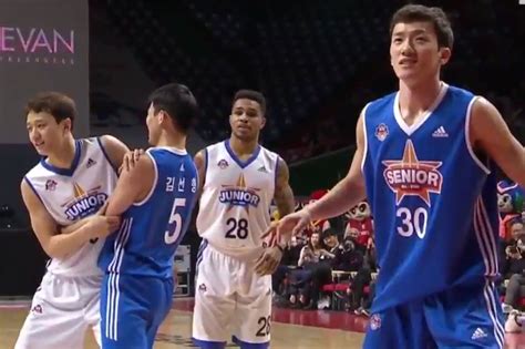 Basketball Players Perform Mannequin Challenge In Game